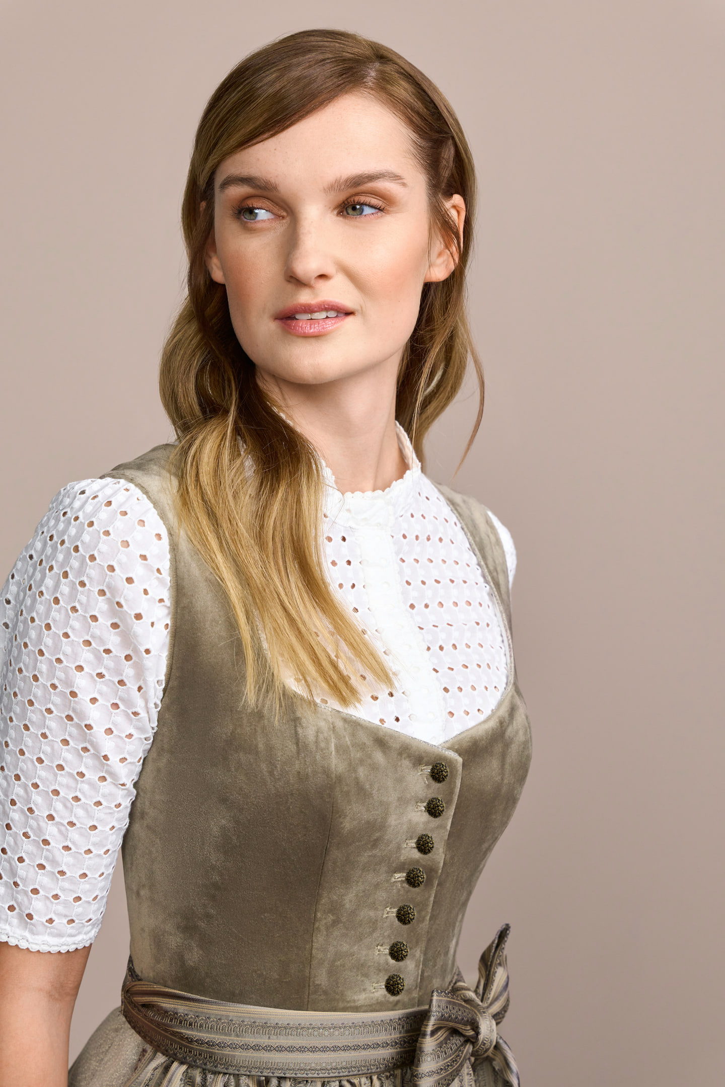 Dirndl Marlies (70cm) in beige im Julia Trentini Online Shop