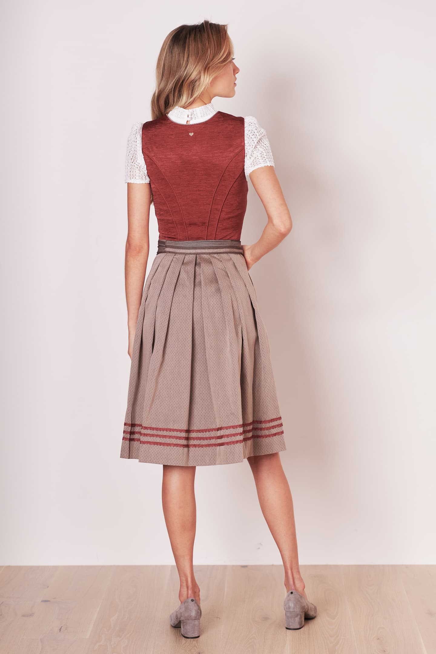Dirndl Silvia 60 cm in braun im Julia Trentini Online Shop