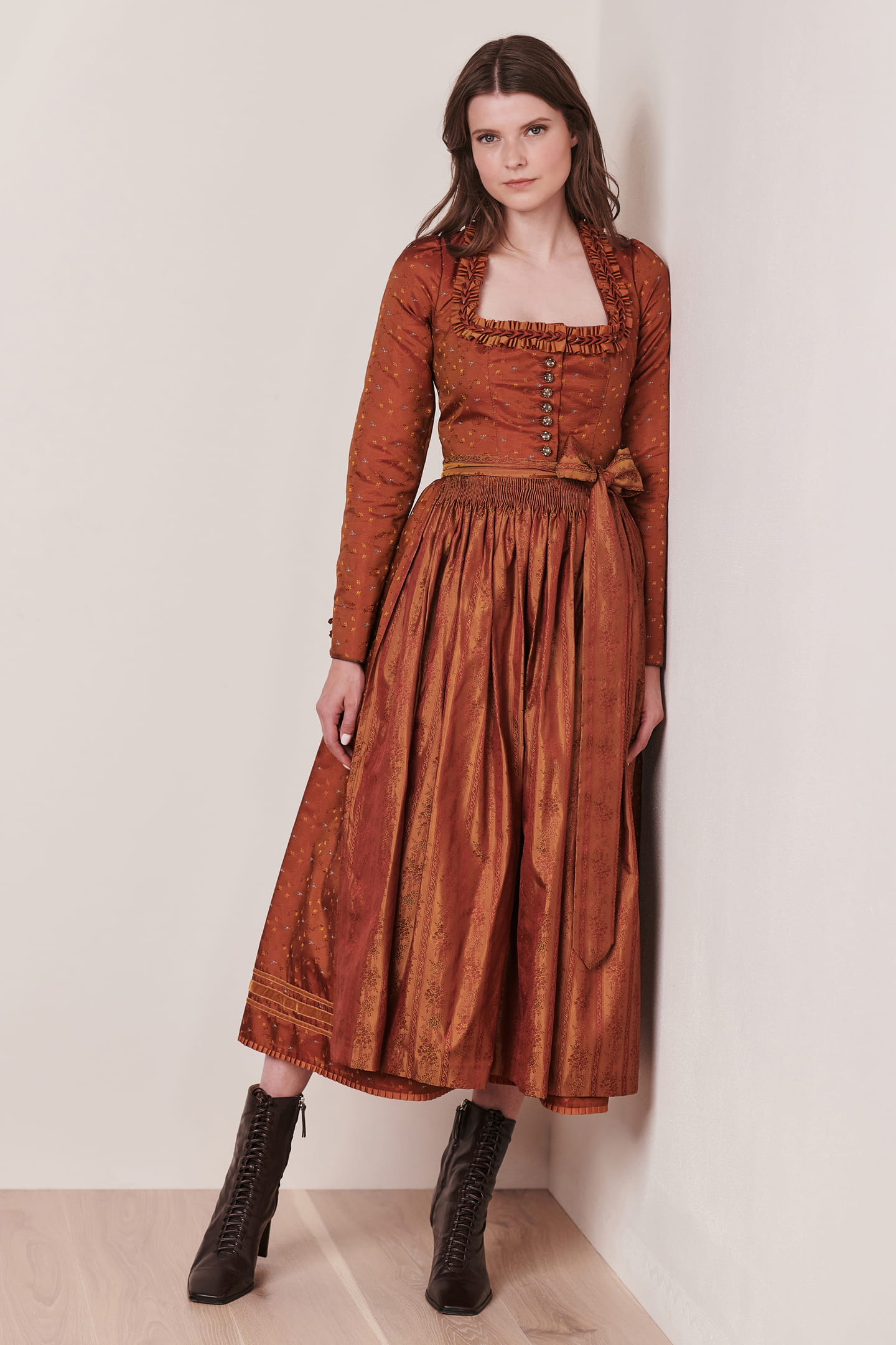 Dirndl Frieda (85cm) in orange im Julia Trentini Online Shop