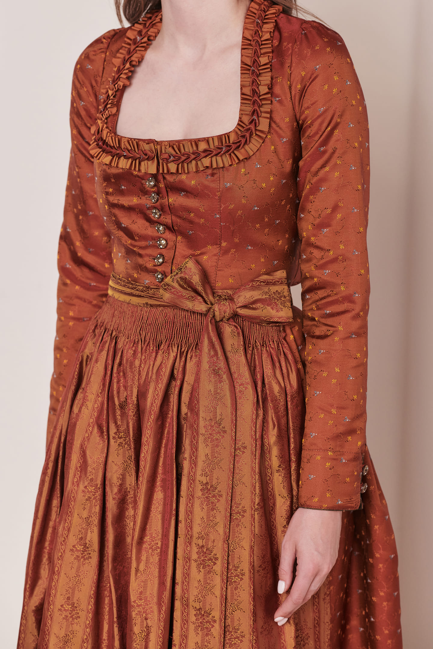 Dirndl Frieda (85cm) in orange im Julia Trentini Online Shop