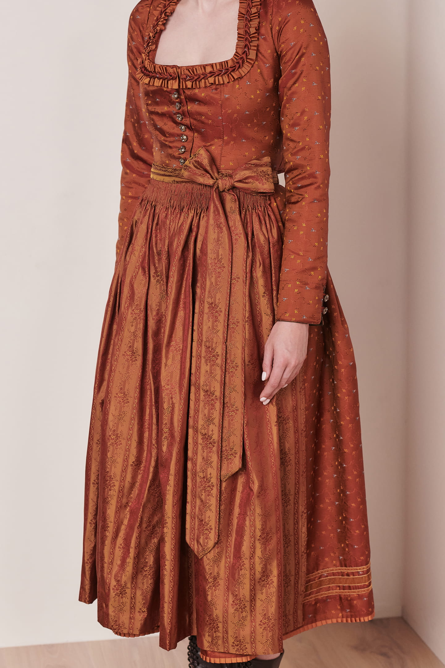 Dirndl Frieda (85cm) in orange im Julia Trentini Online Shop