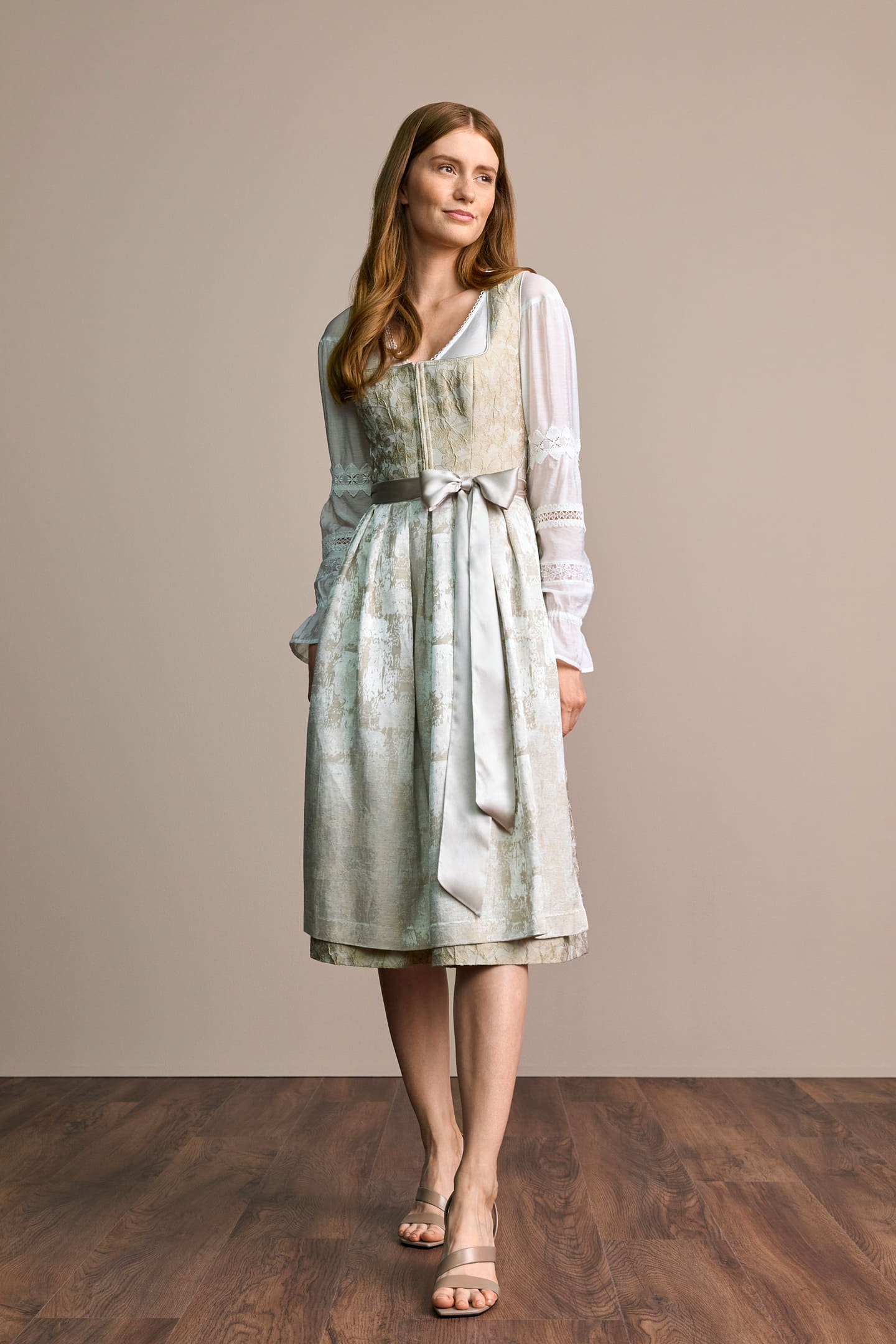 Dirndl Lydia (70cm) in beige im Julia Trentini Online Shop