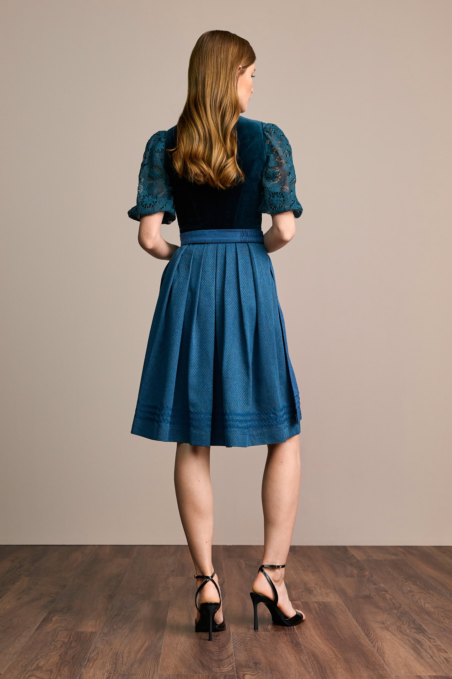 Dirndl Annelie (60cm) in blau im Julia Trentini Online Shop
