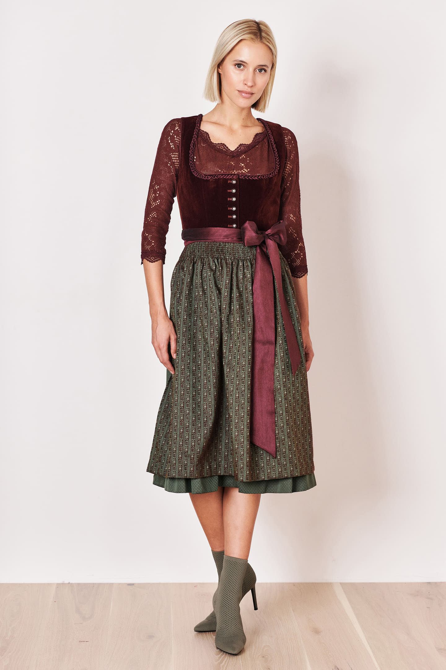 Dirndl Felicia (70cm) in rot im Julia Trentini Online Shop