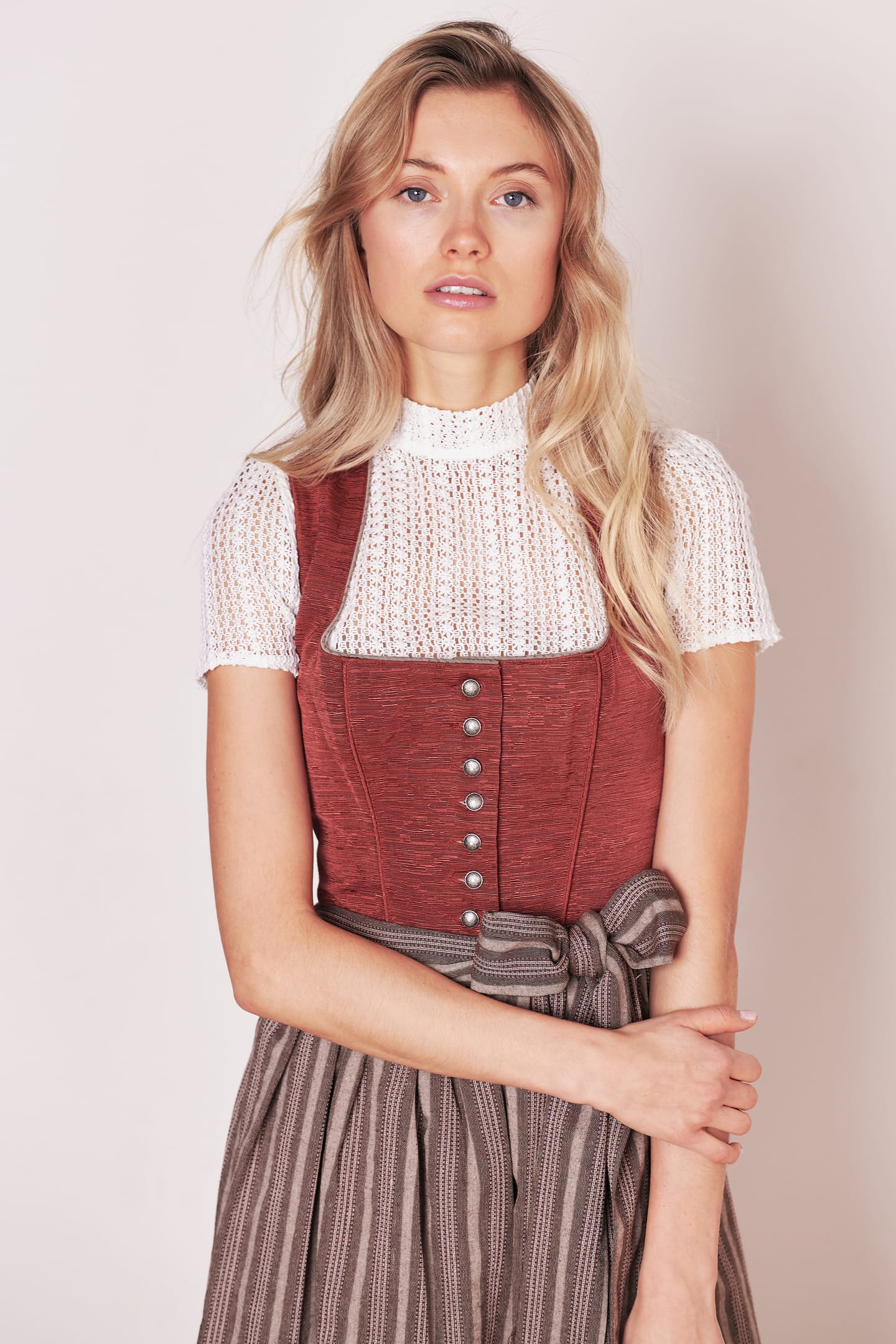 Dirndl Silvia 60 cm in braun im Julia Trentini Online Shop
