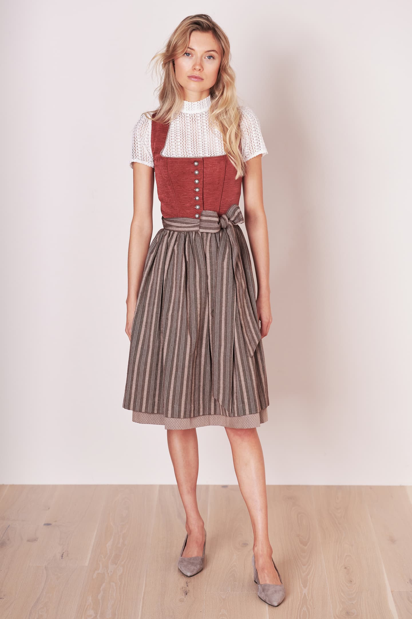 Dirndl Silvia 60 cm in braun im Julia Trentini Online Shop