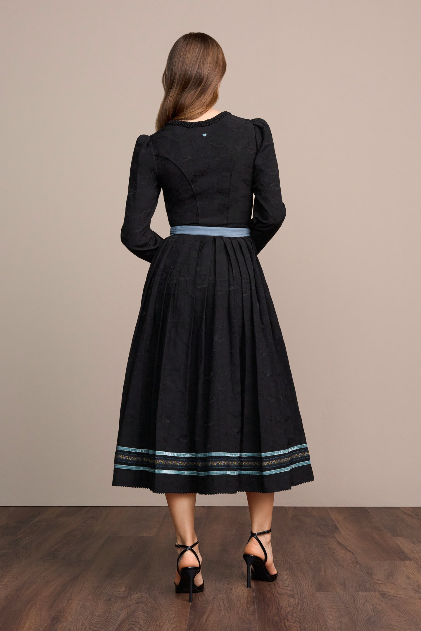 Dirndl Sylvia (80cm) in schwarz im Julia Trentini Online Shop