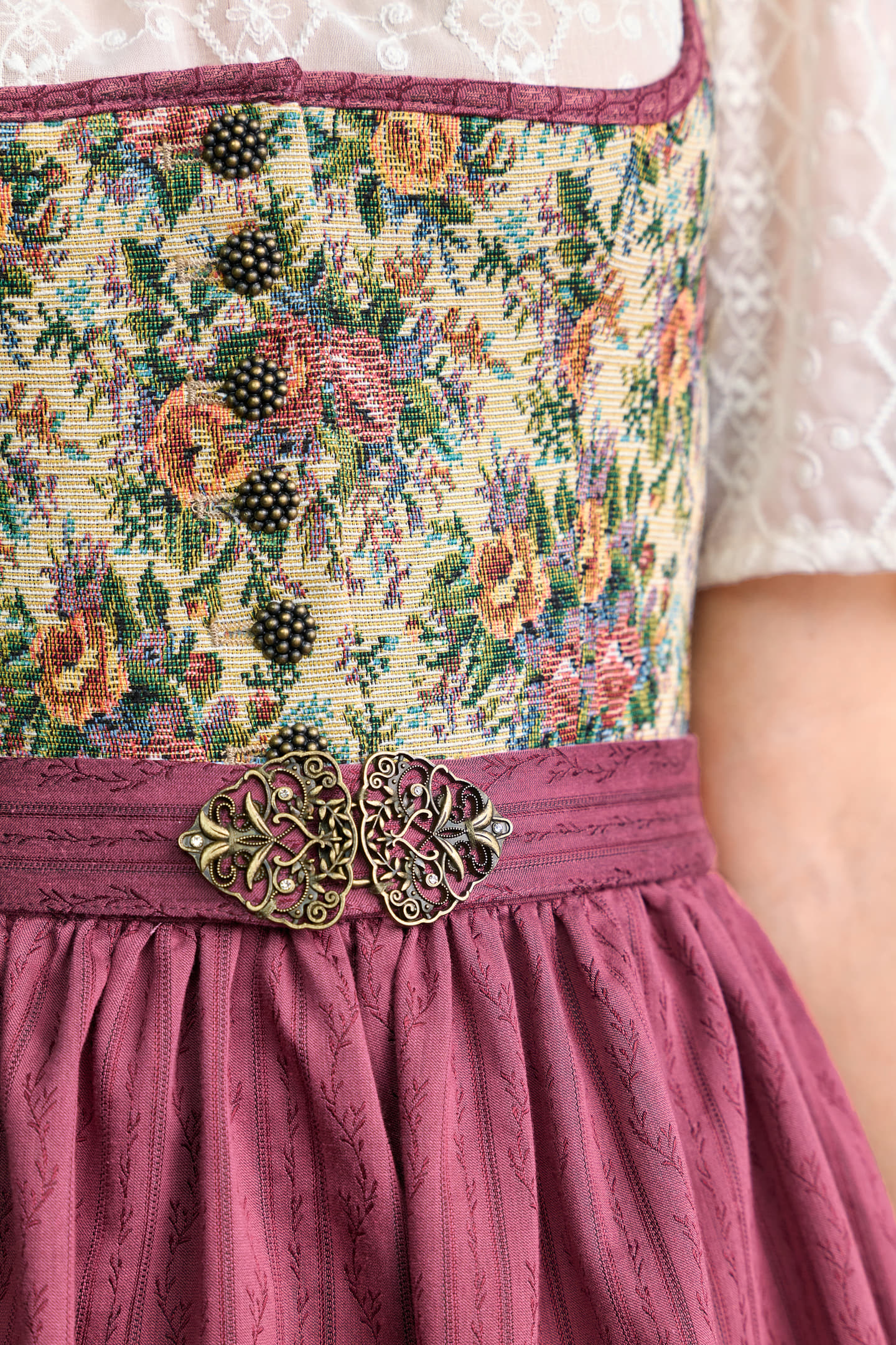 Dirndl Rosi (60cm) in beige im Julia Trentini Online Shop