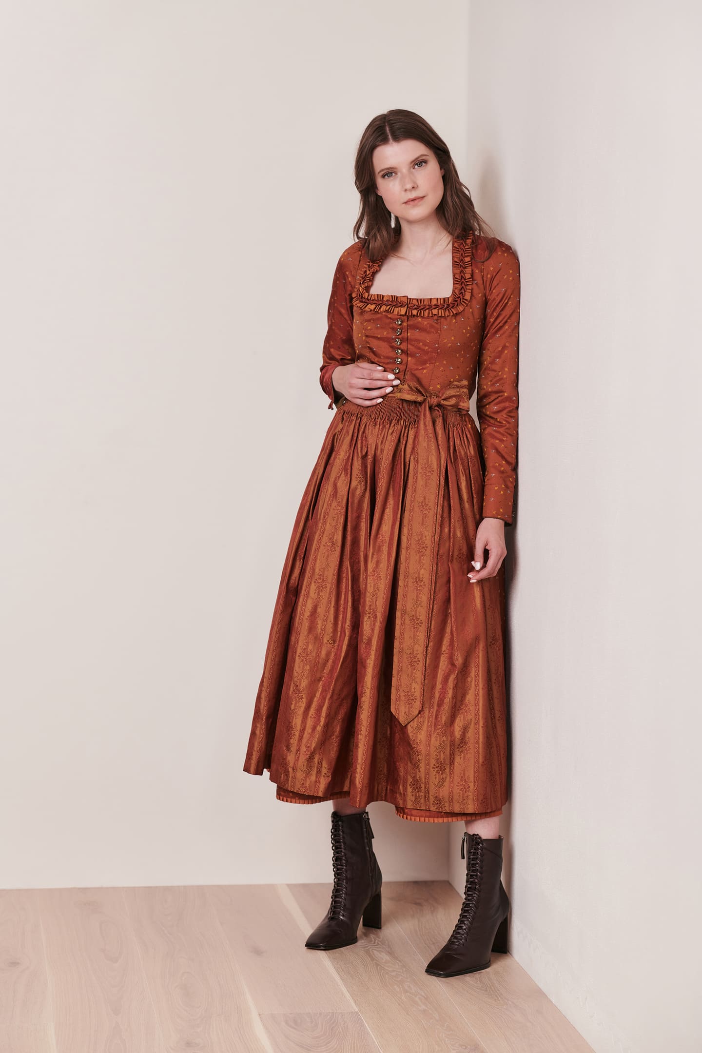 Dirndl Frieda (85cm) in orange im Julia Trentini Online Shop
