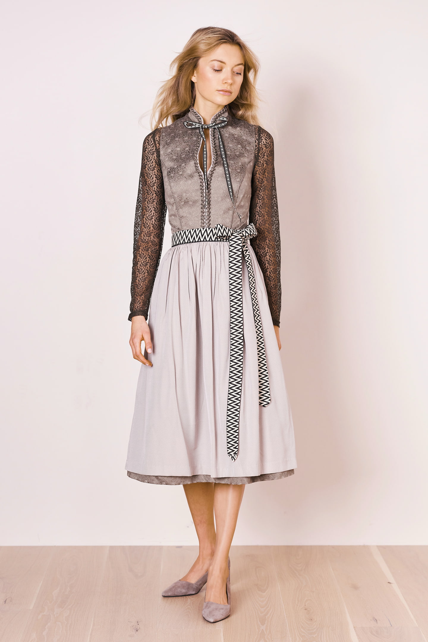 Dirndl Erna (70cm) in grau im Julia Trentini Online Shop