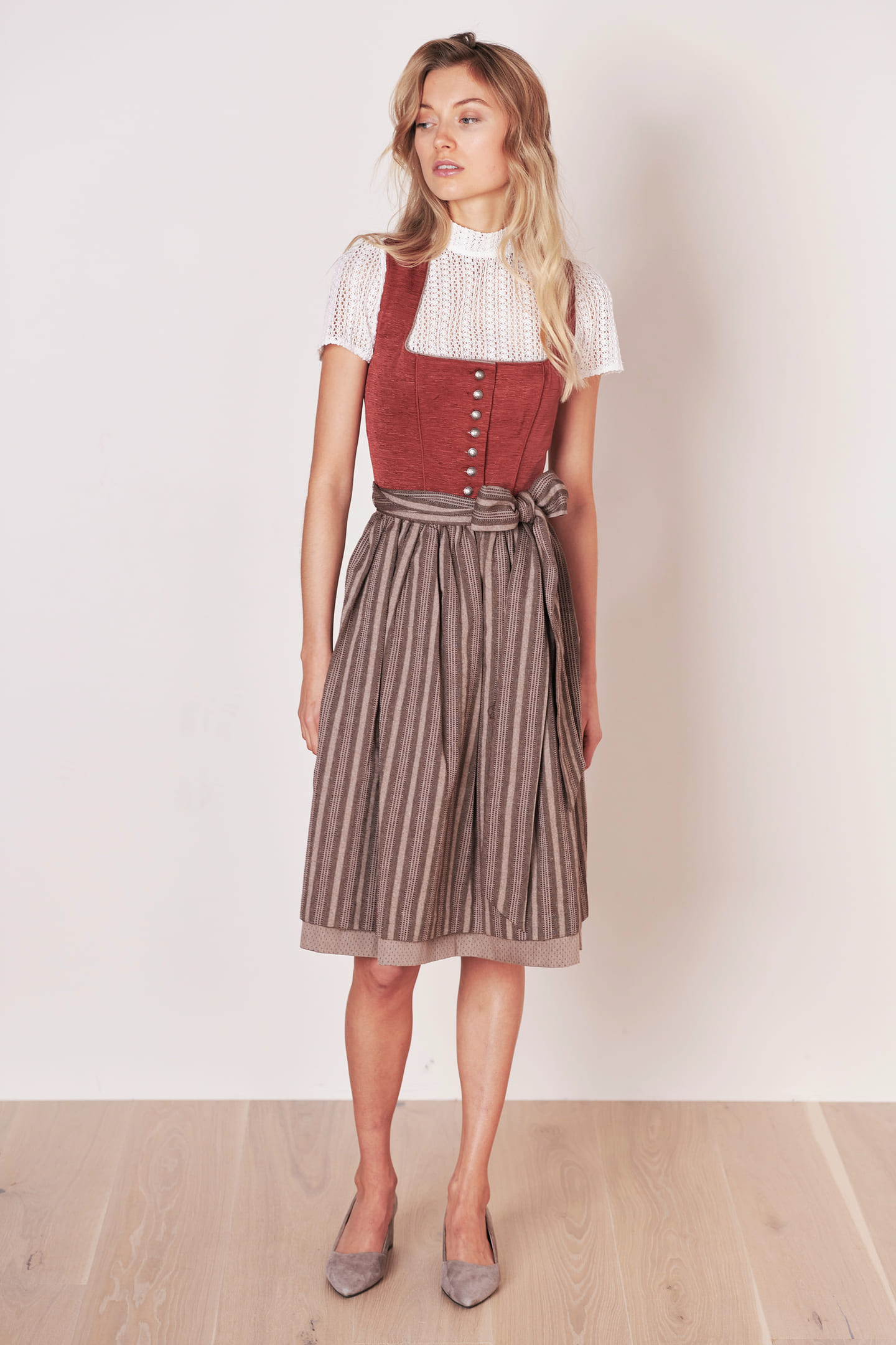 Dirndl Silvia 60 cm in braun im Julia Trentini Online Shop