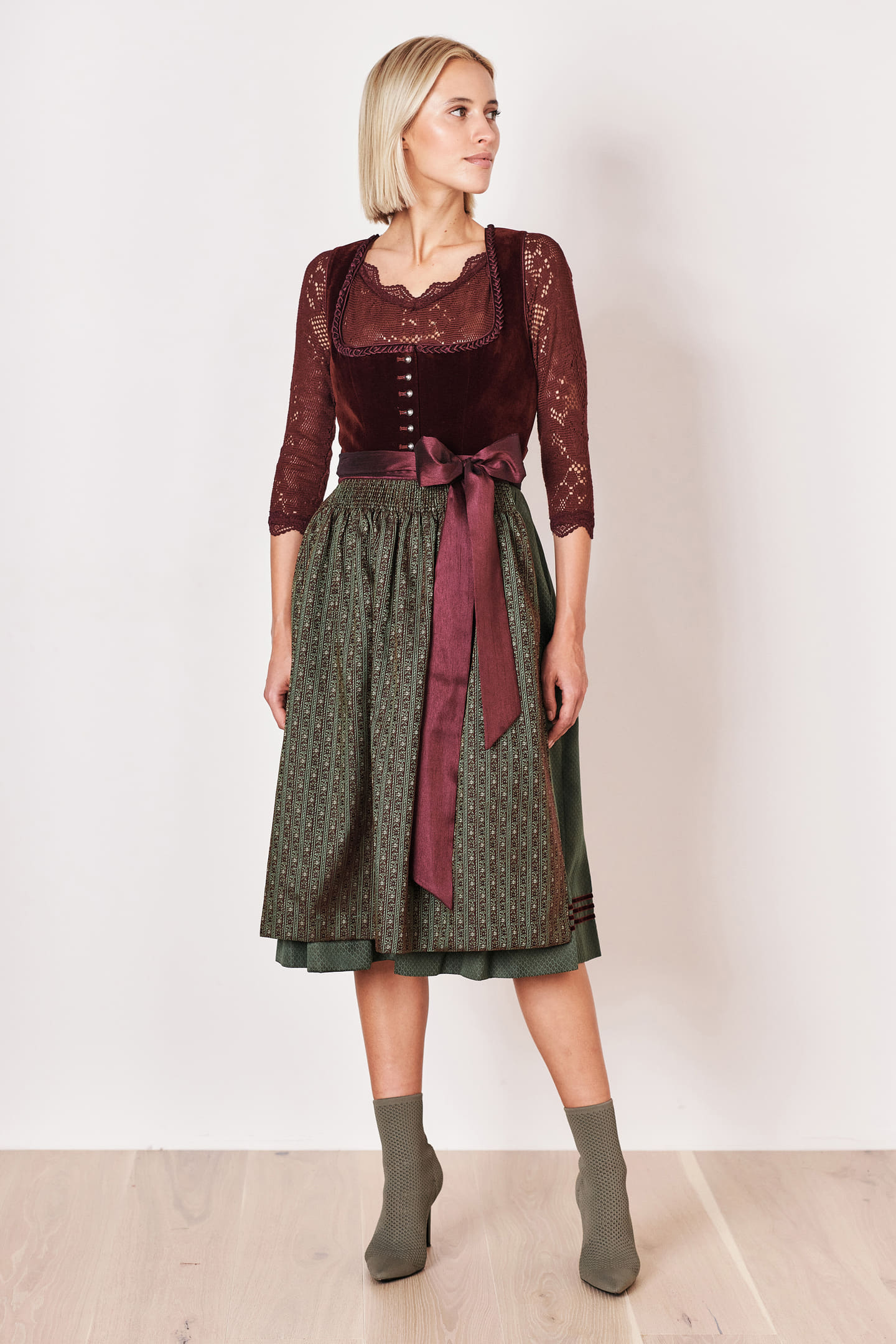 Dirndl Felicia (70cm) in rot im Julia Trentini Online Shop